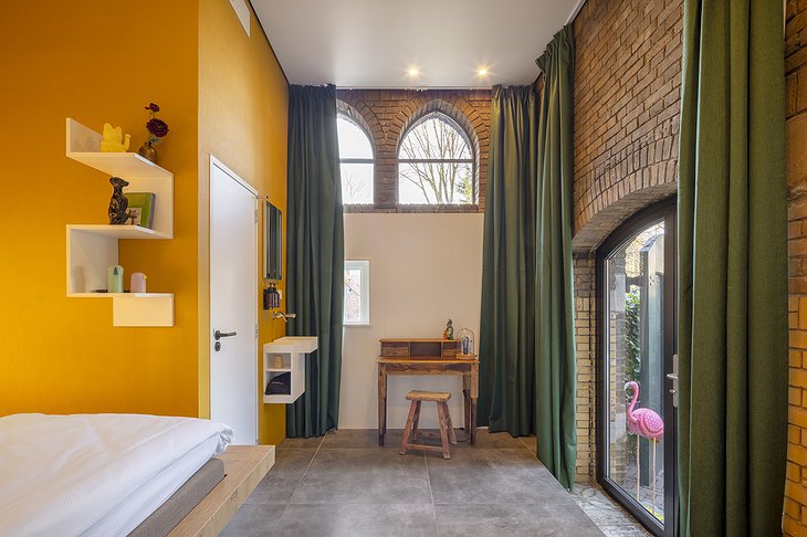 Bunk - Amsterdam's Holy Ho(s)tel